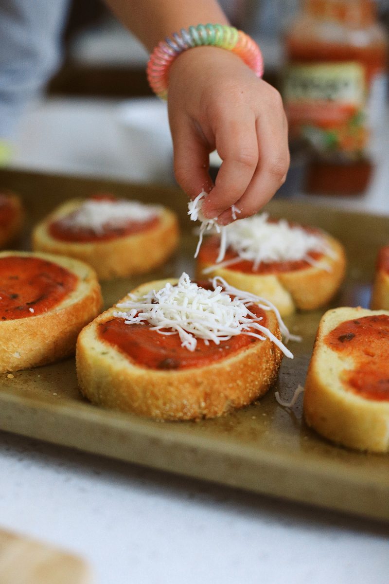 Easy Garlic Toast Pizza Recipe with Five Ingredients that Kids Love to ...