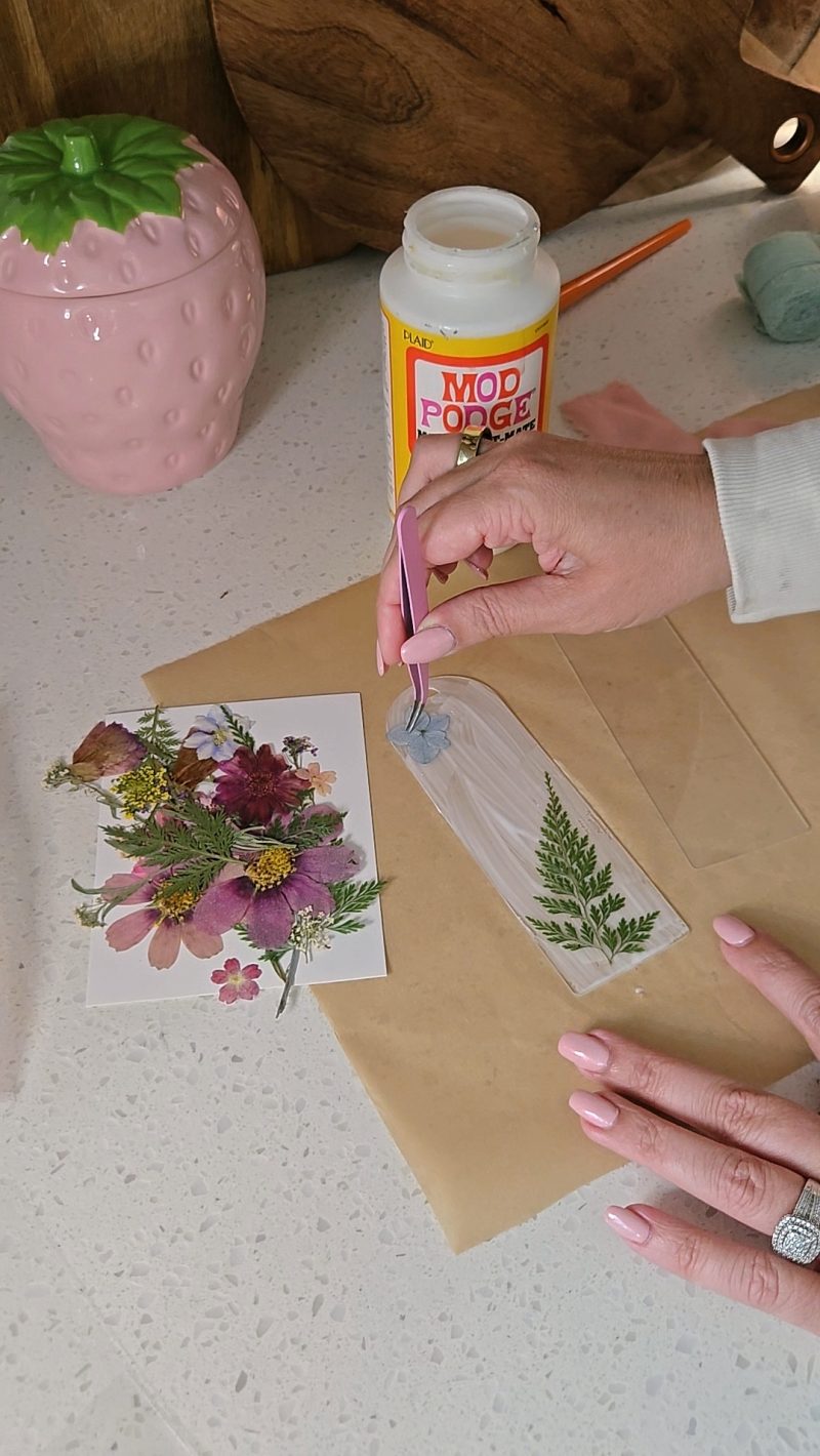 DIY Pressed Flower Bookmarks: A Beautiful Spring Craft Idea - Fresh ...